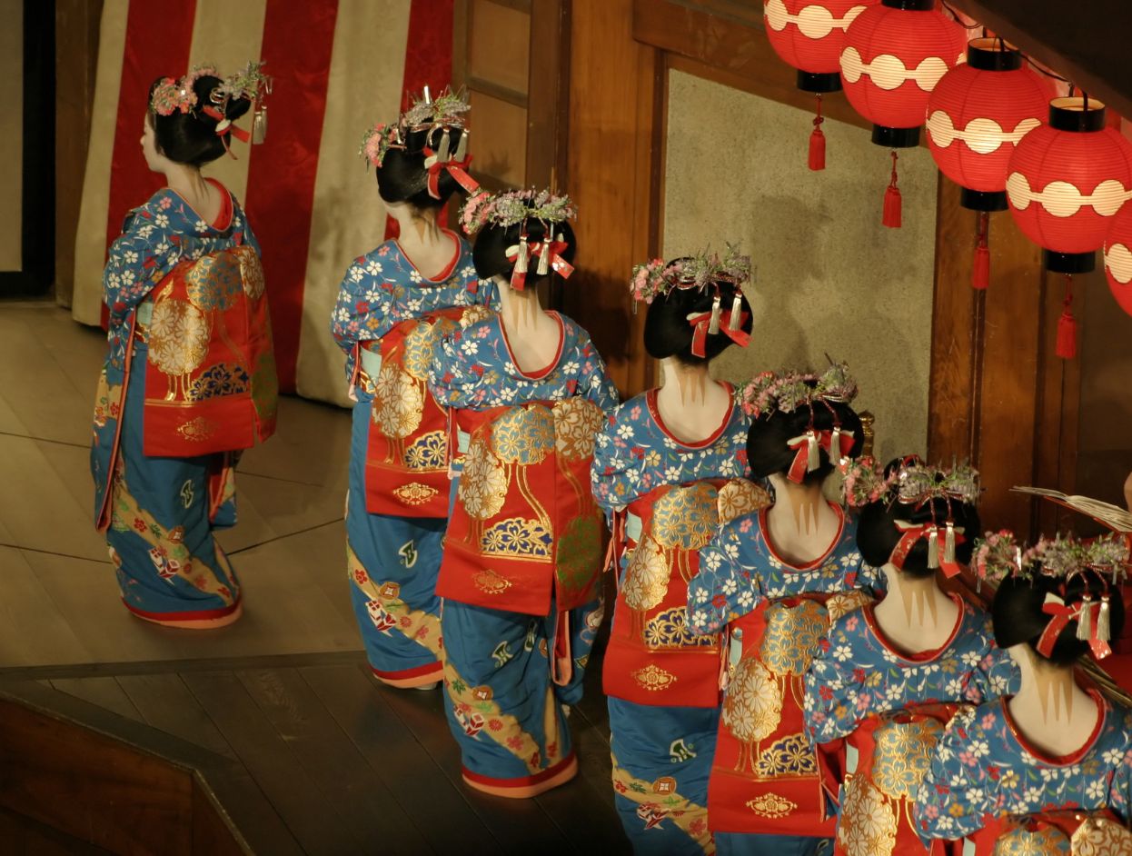 How to See a Geisha in Kyoto, Japan - The Stupid Bear